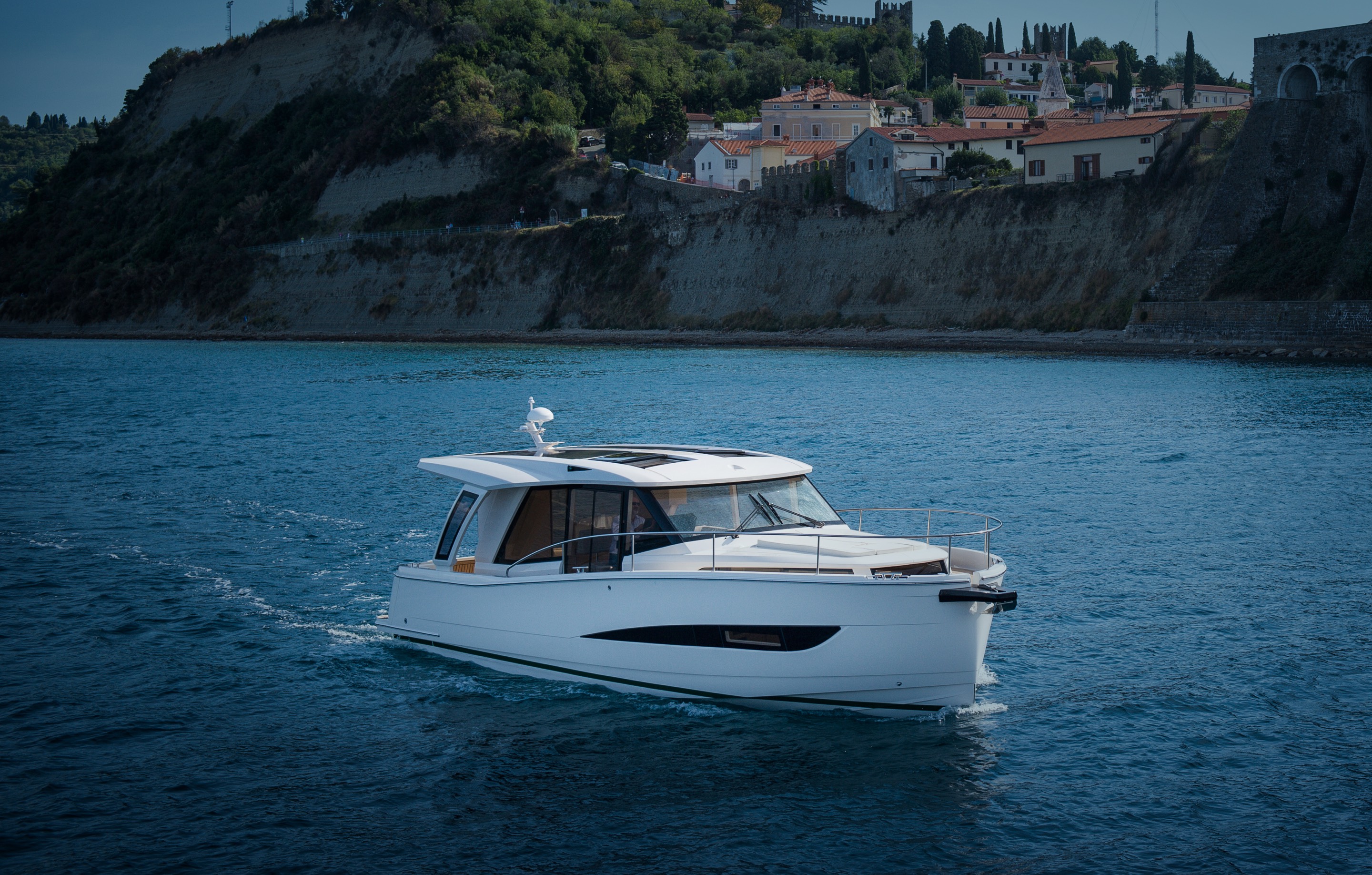 GREENLINE HYBRID - The Future of Responsible Boating