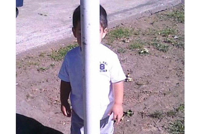 You can't see me! The pictures that show just how bad kids are at hide ...